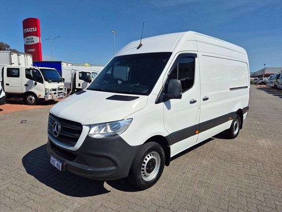 Coles opens first automated CFC in Victoria