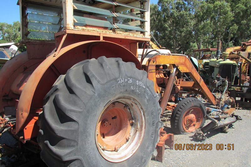 CASE 930 TRACTOR WITH FRONT END LOADER WRECKING PARTS ONLY