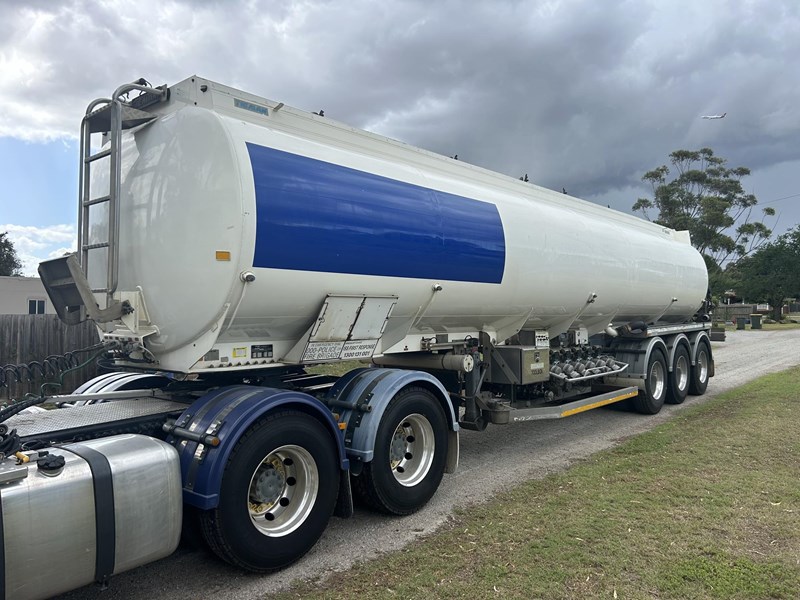 2006 TIEMAN TRIAXLE FUEL TANKER WITH PUMPING GEAR