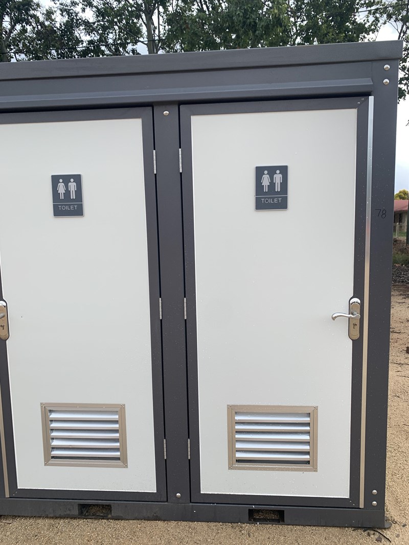 TOILET DOUBLE/TWIN TOILET BLOCK