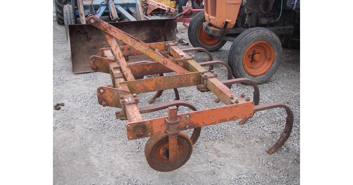HOWARD CHISEL PLOUGH WITH DEPTH WHEEL WRIGHTS TRACTORS PHONE 08 8323 ...