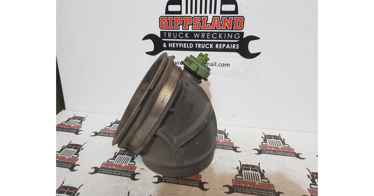 VOLVO AIR FILTER BELOW HOSE& VACCUM SENSOR 20409365 VOLVO 20409365 for ...