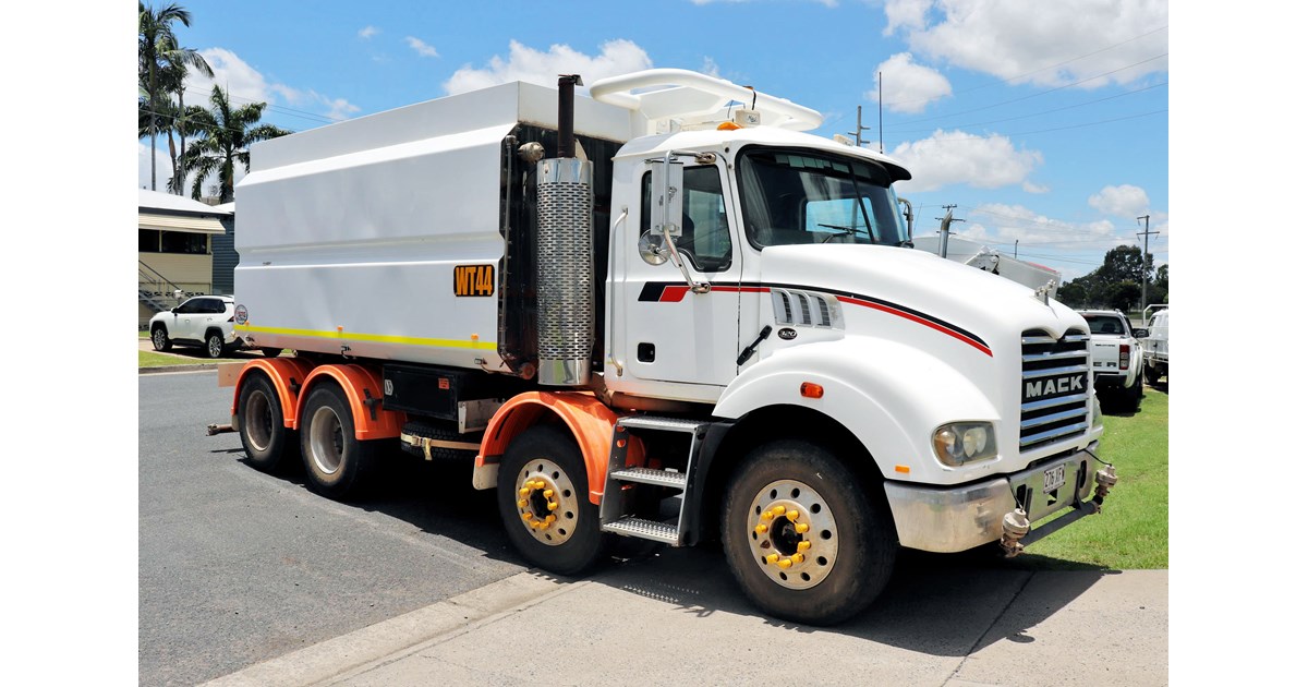 2011 MACK GRANITE 8x4 Rigid water truck for sale