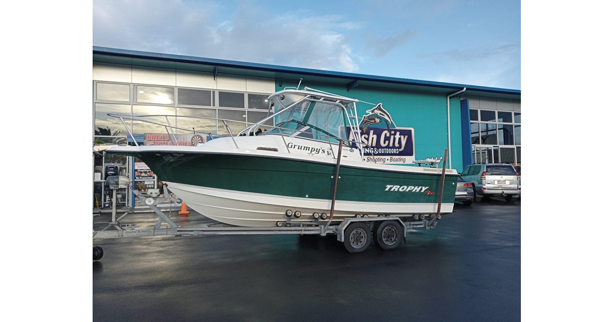 2005 BAYLINER TROPHY 2352 WALKAROUND HARDTOP for sale