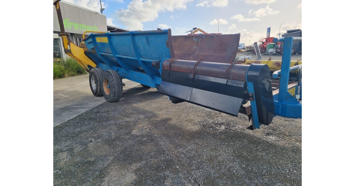 SCANNELL 5 BALE TRAILING FEEDER for sale