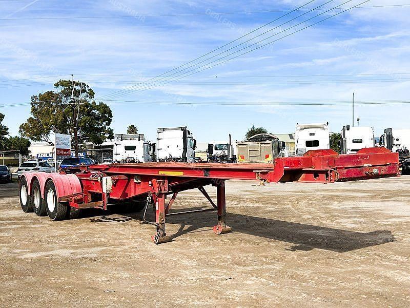 2002 KRUEGER RETRACTABLE TRIAXLE SKEL LEAD TRAILER for sale