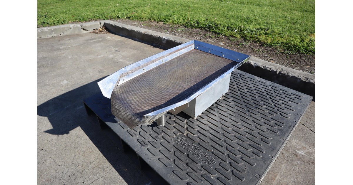 VIBRATING VIBRATORY TRAY FEEDER SCREENER 680 X 350MM for sale