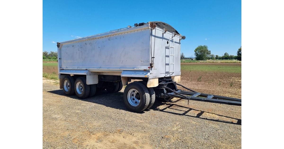 2002 SLOANEBUILT 3 AXLE DOG TIPPER for sale