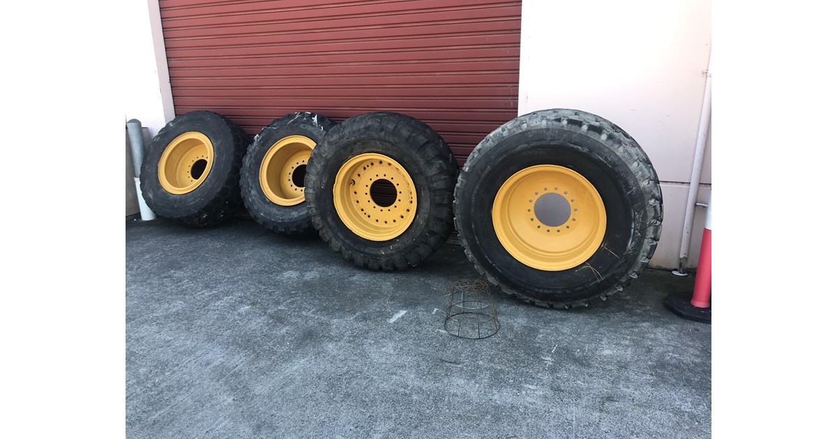 JOHN DEERE TYRE AND WHEEL 17.5X25 for sale (refcode DIY1210001)