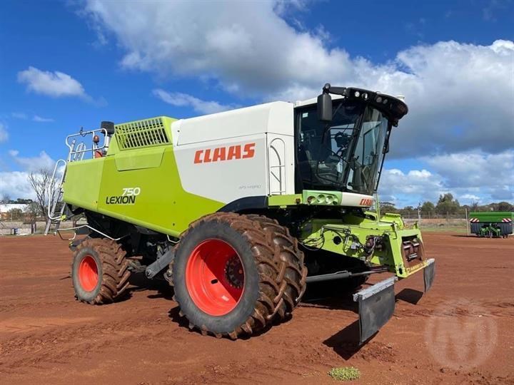 2011 CLAAS LEXION 750 WHEEL 40ft macdon for sale (refcode TA1231767)
