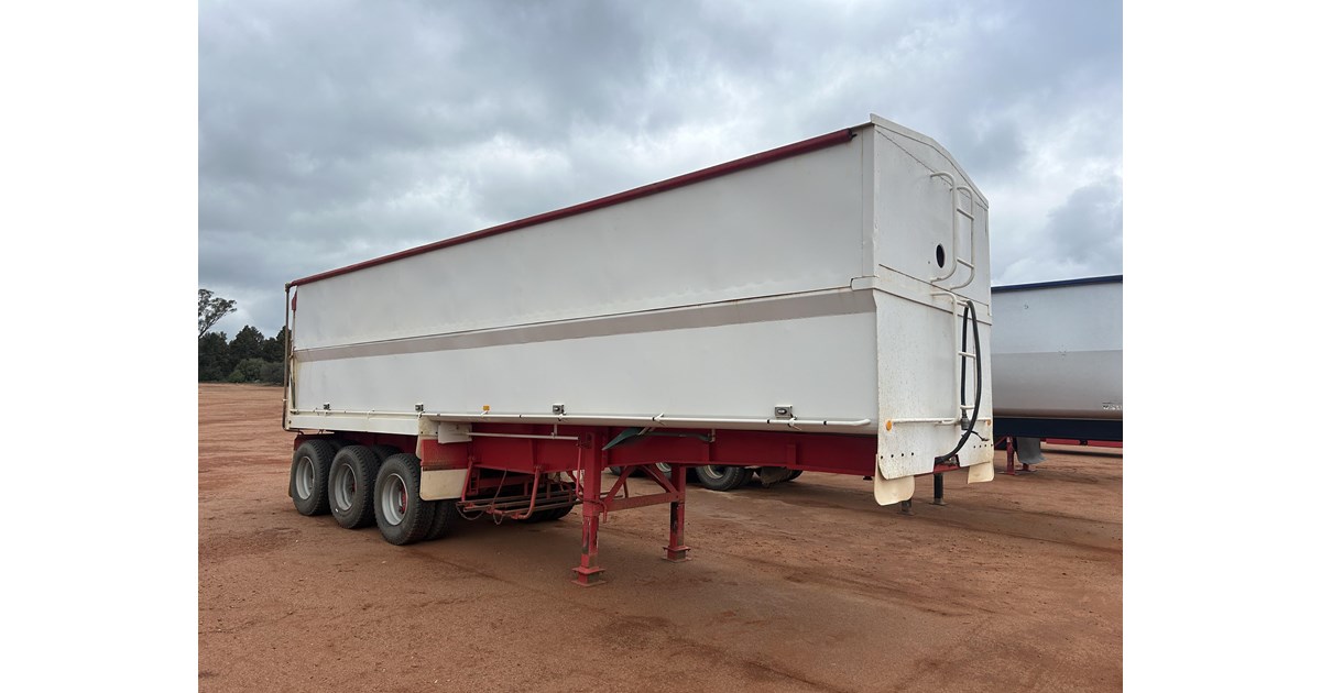 TRI AXLE CHASSIS TIPPER for sale (refcode TA1236993)