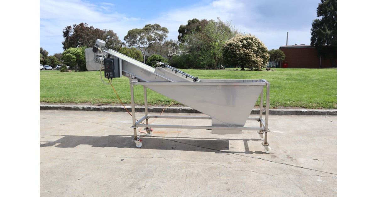 STAINLESS STEEL VARIABLE SPEED INCLINE BELT CONVEYOR WITH WASH SPRAYERS ...