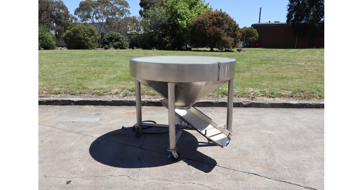 SYNTRON STAINLESS STEEL HOPPER VIBRATING VIBRATORY TRAY FEEDER for sale ...
