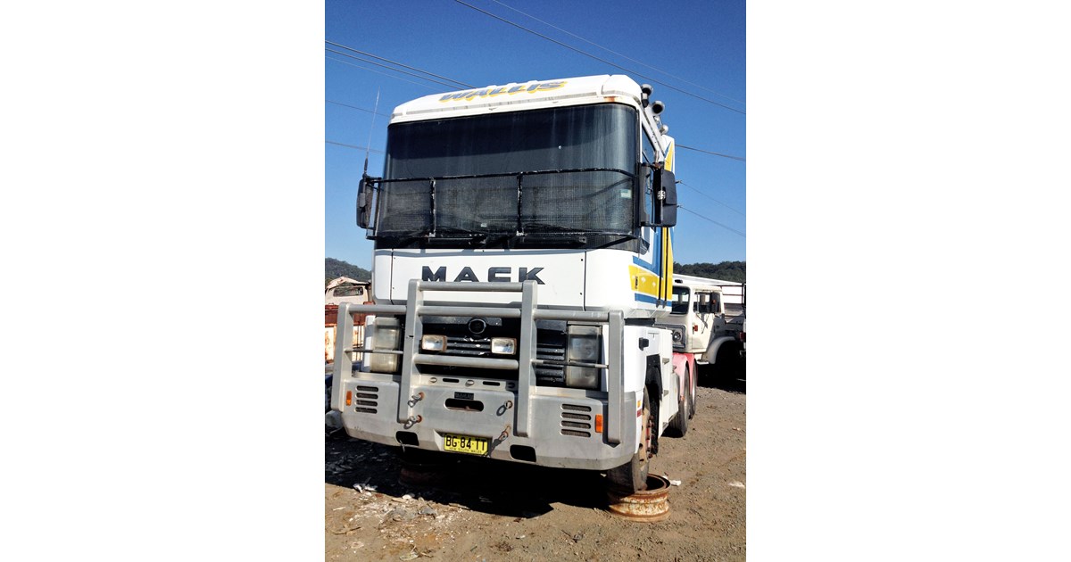 2001 MACK MAGNUM dismantling (refcode TA737078)