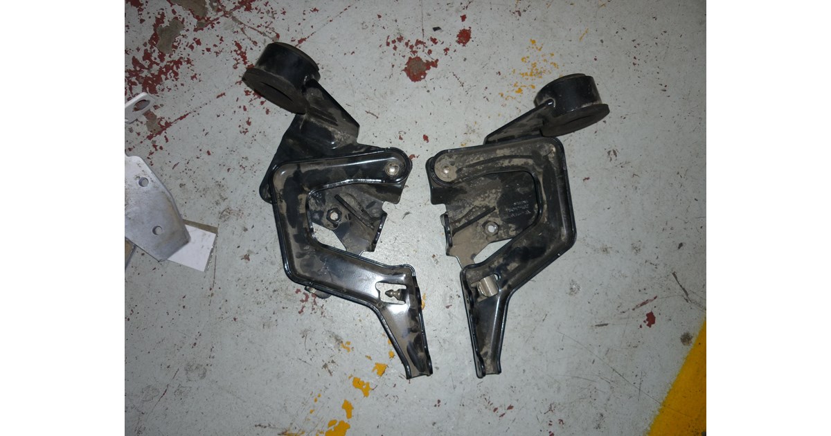 VOLVO 20545094/ 20545095 GRILLE BRACKETS/HINGES LOWER for sale