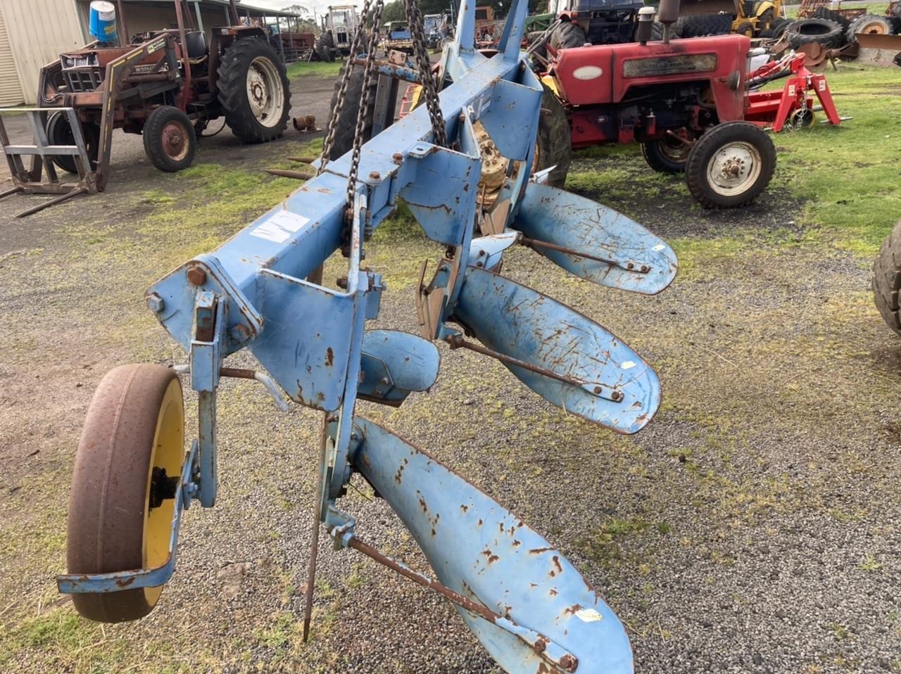 OVERUM 3 FURROW MOULDBOARD PLOUGH for sale (refcode TA1148006)