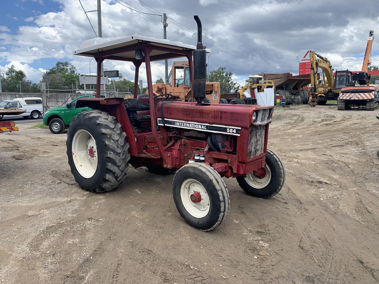 INTERNATIONAL 584 WHEEL TRACTOR for sale (refcode TA1171714)