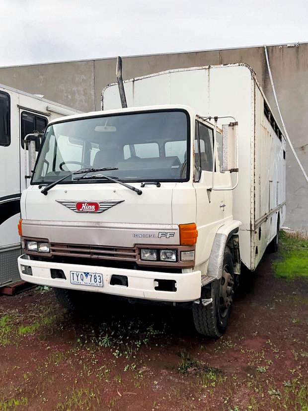 1988 HINO FF RANGER 8 HORSE TRUCK for sale
