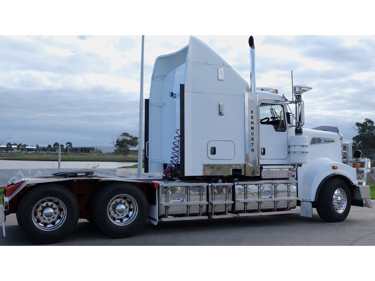 2017 KENWORTH T909 for sale