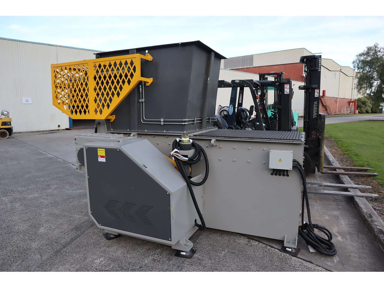 GENOX V1000 INDUSTRIAL SINGLE SHAFT SHREDDER WITH CRAMMER - 60HP for sale