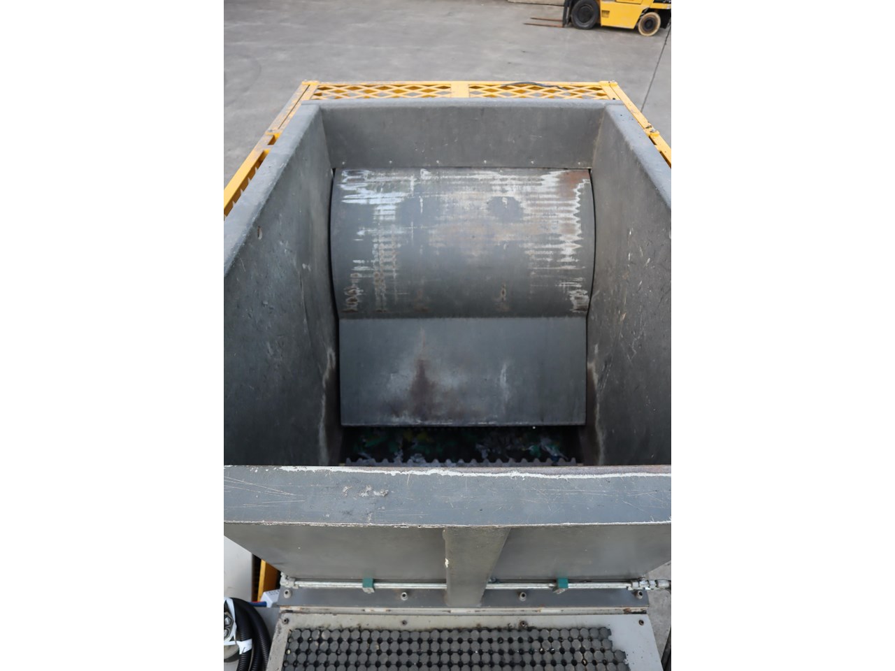 GENOX V1000 INDUSTRIAL SINGLE SHAFT SHREDDER WITH CRAMMER - 60HP for sale