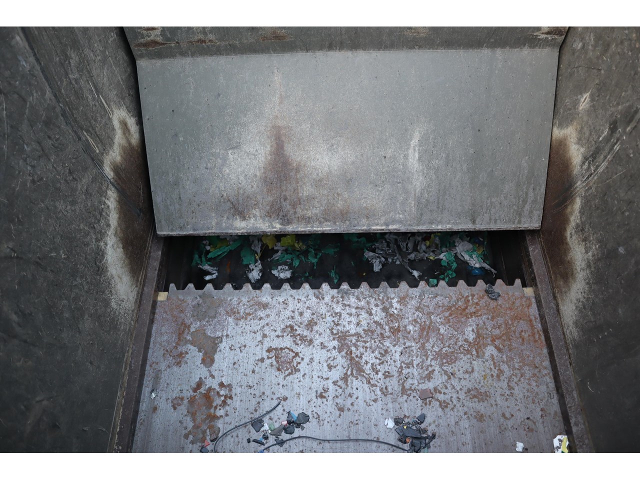 GENOX V1000 INDUSTRIAL SINGLE SHAFT SHREDDER WITH CRAMMER - 60HP for sale