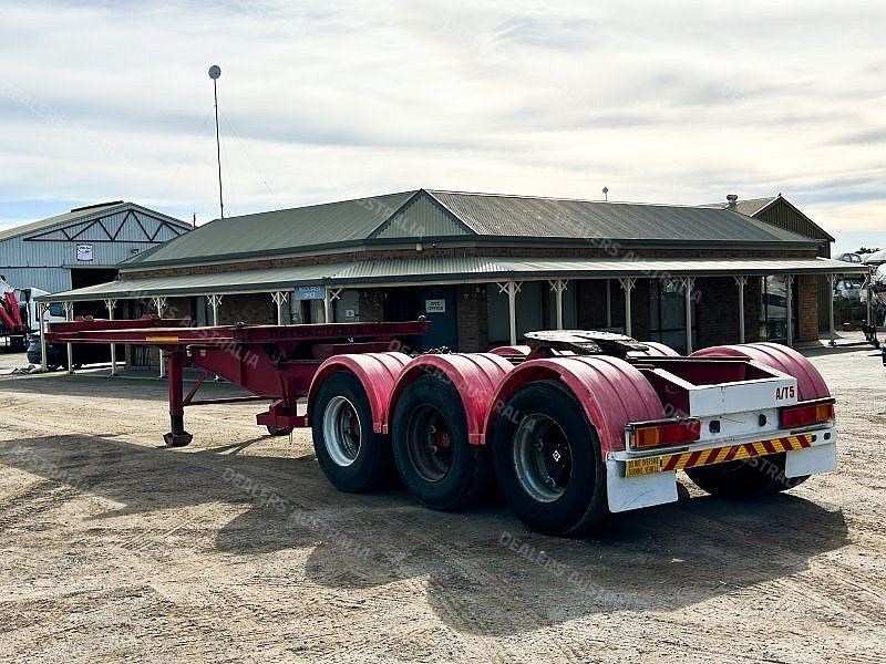 2002 KRUEGER RETRACTABLE TRIAXLE SKEL LEAD TRAILER for sale
