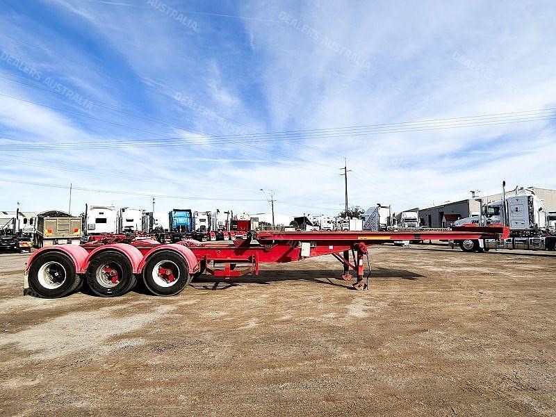 2002 KRUEGER RETRACTABLE TRIAXLE SKEL LEAD TRAILER for sale