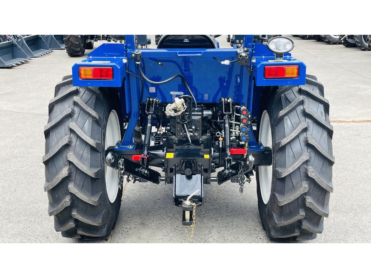 LOVOL 40HP 4WD HEAVY-DUTY TRACTOR WITH 4IN1 BUCKET (550KG FRONT LOADER ...