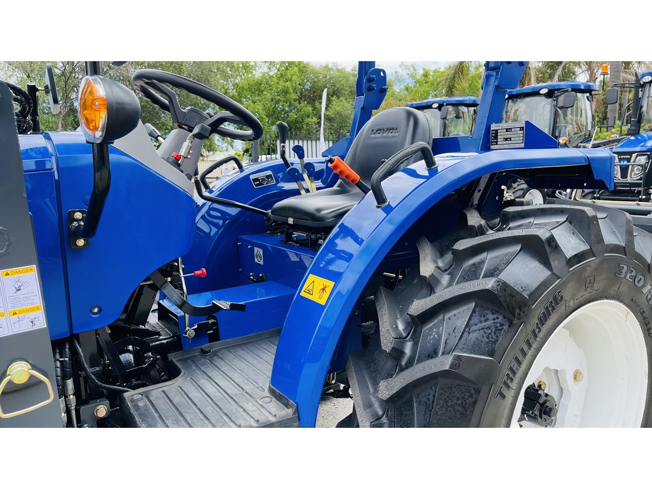 LOVOL 40HP 4WD HEAVY-DUTY TRACTOR WITH 4IN1 BUCKET (550KG FRONT LOADER ...