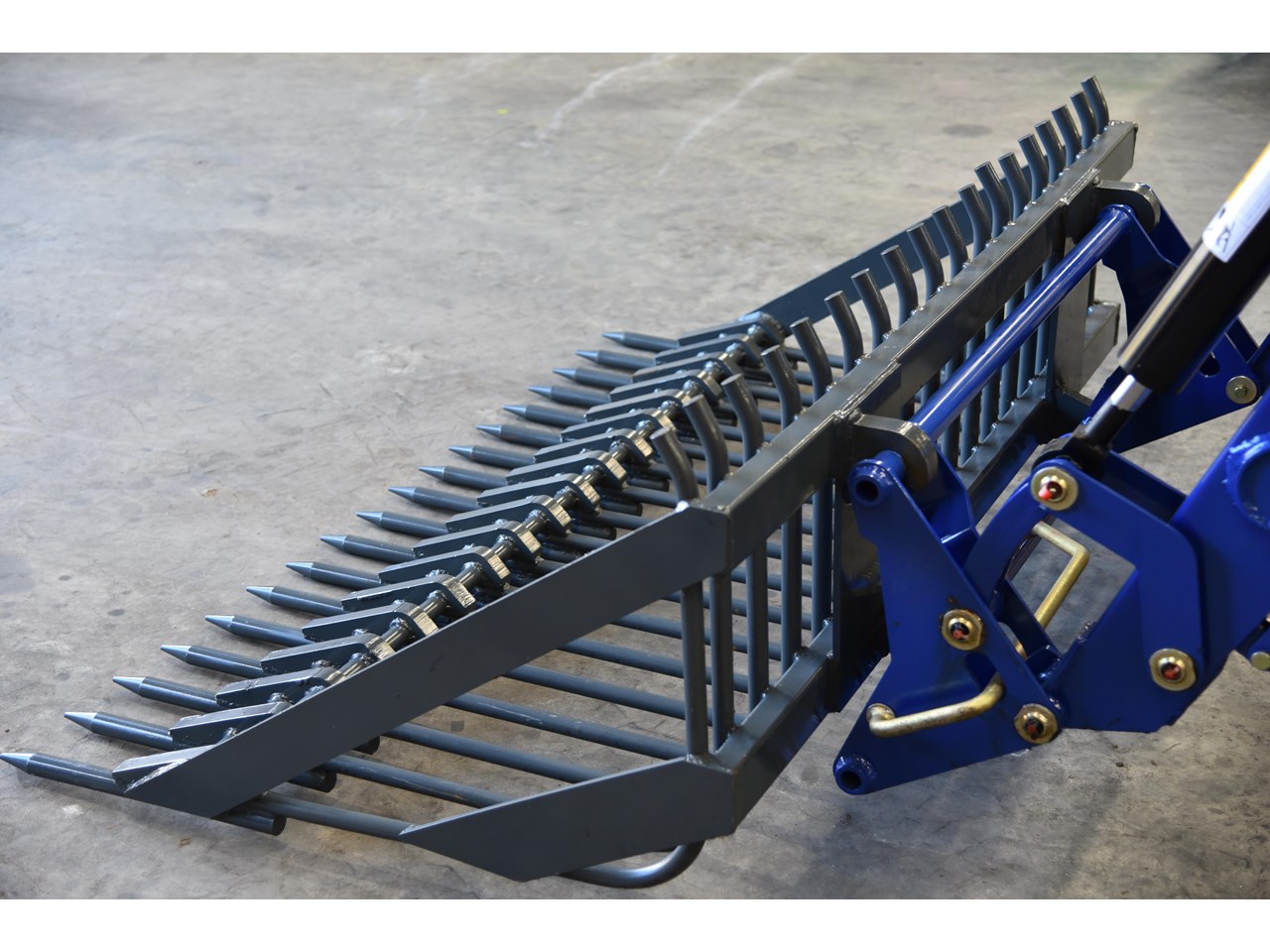 TRIDENT FEL QUICK HITCH ROCK BUCKET for sale