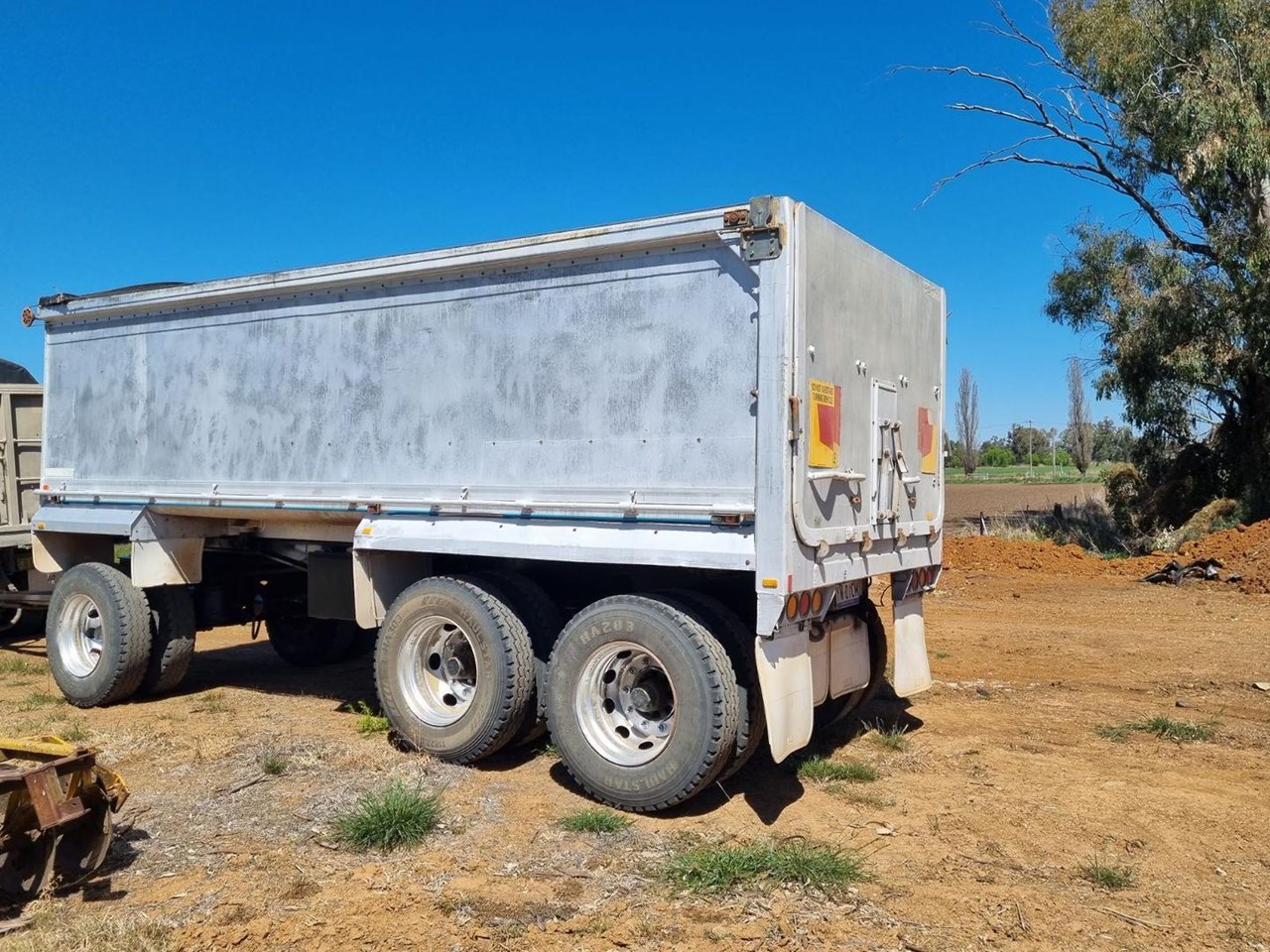 2002 SLOANEBUILT 3 AXLE DOG TIPPER for sale