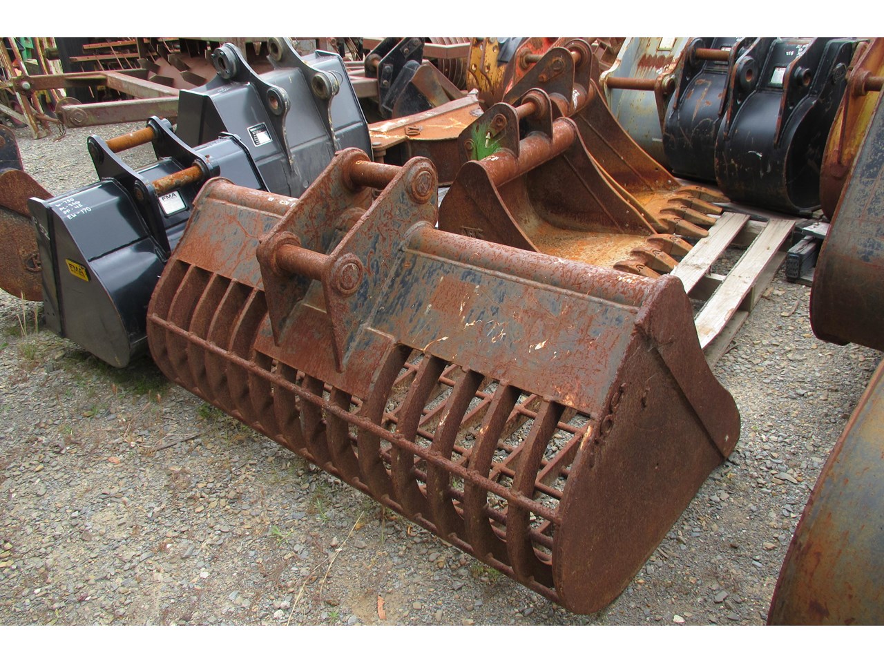 SKELETON SIEVE SHAKER BUCKET for sale