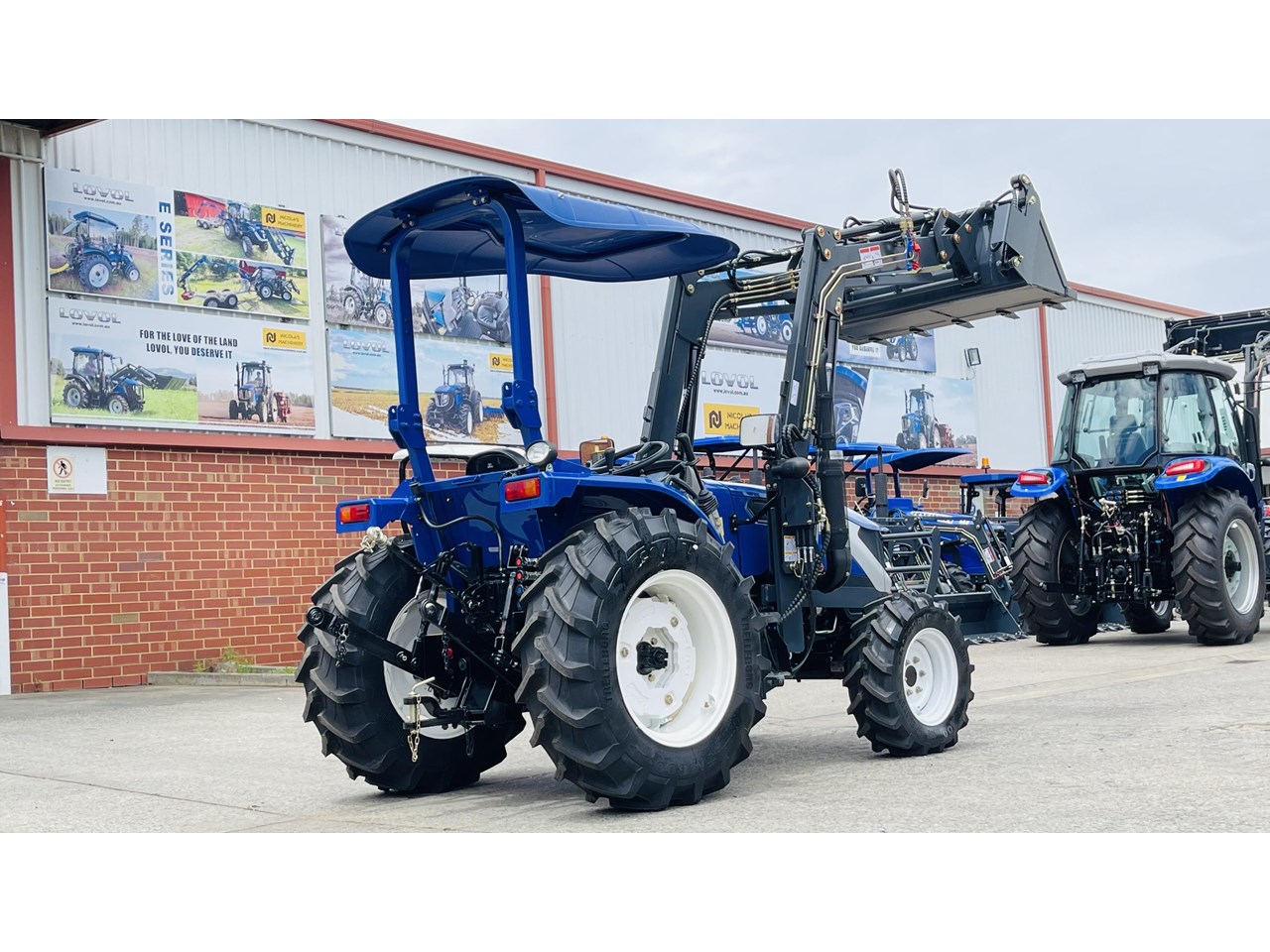 LOVOL 40HP 4WD HEAVY-DUTY TRACTOR WITH 4IN1 BUCKET (550KG FRONT LOADER ...