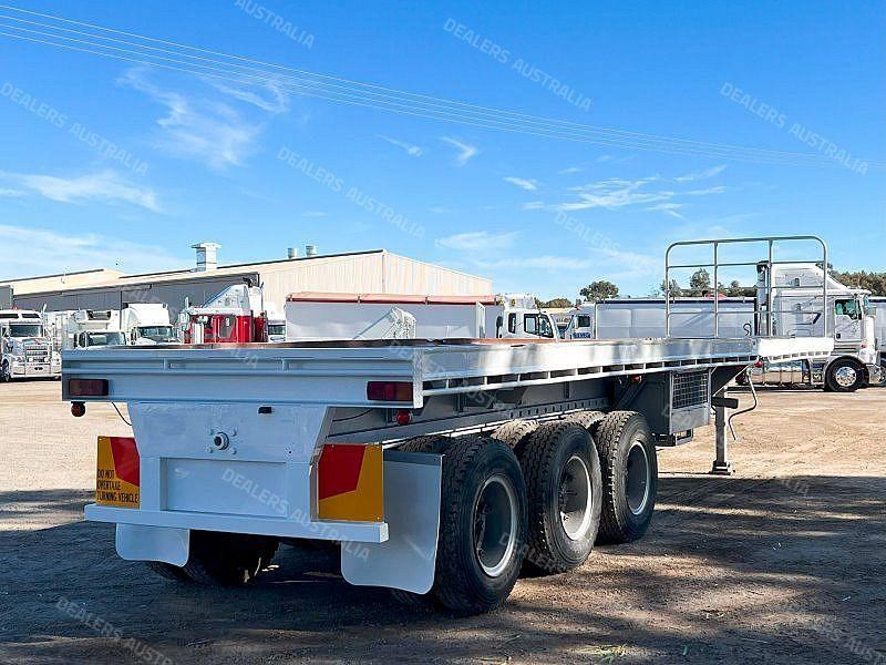 FRUEHAUF EXTENDABLE TRI-AXLE FLAT TOP TRAILER for sale (refcode TA1202892)