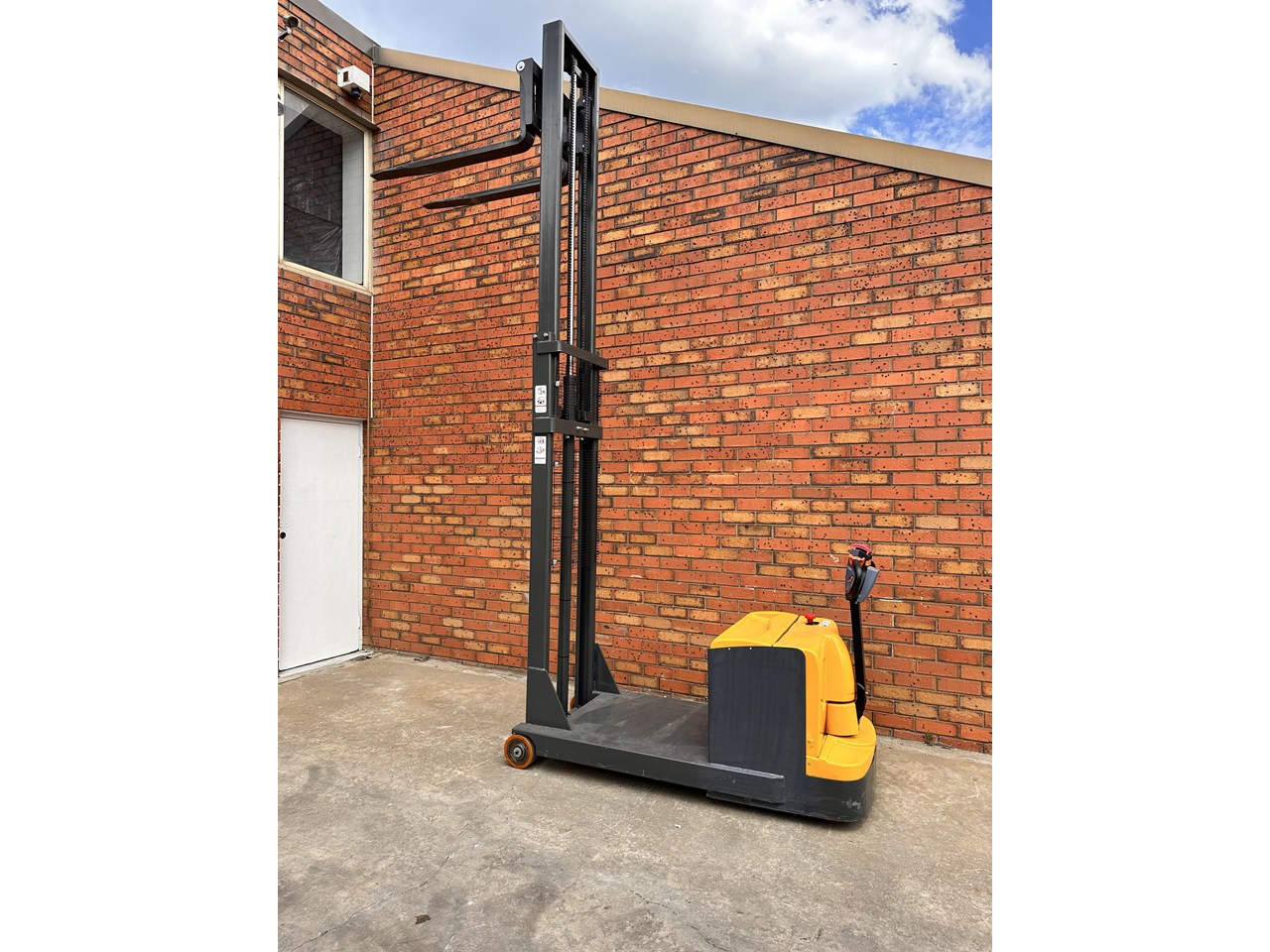 ALL LIFT AL-CDD-AY15 1.5 Tonne Fully Electric Walkie Stacker for hire ...