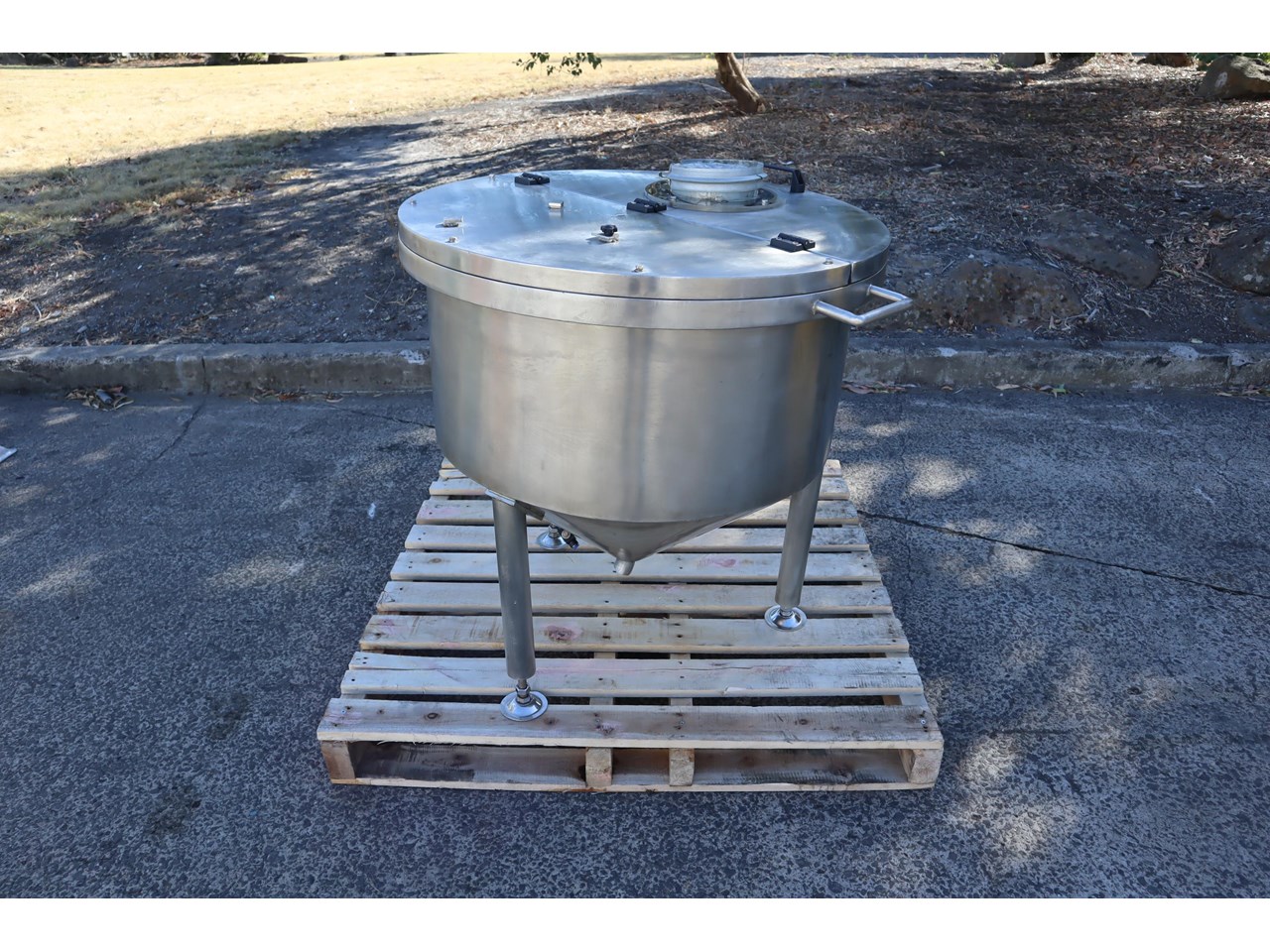 STAINLESS STEEL TANK FLOOR HOPPER 200L for sale (refcode TA1216776)