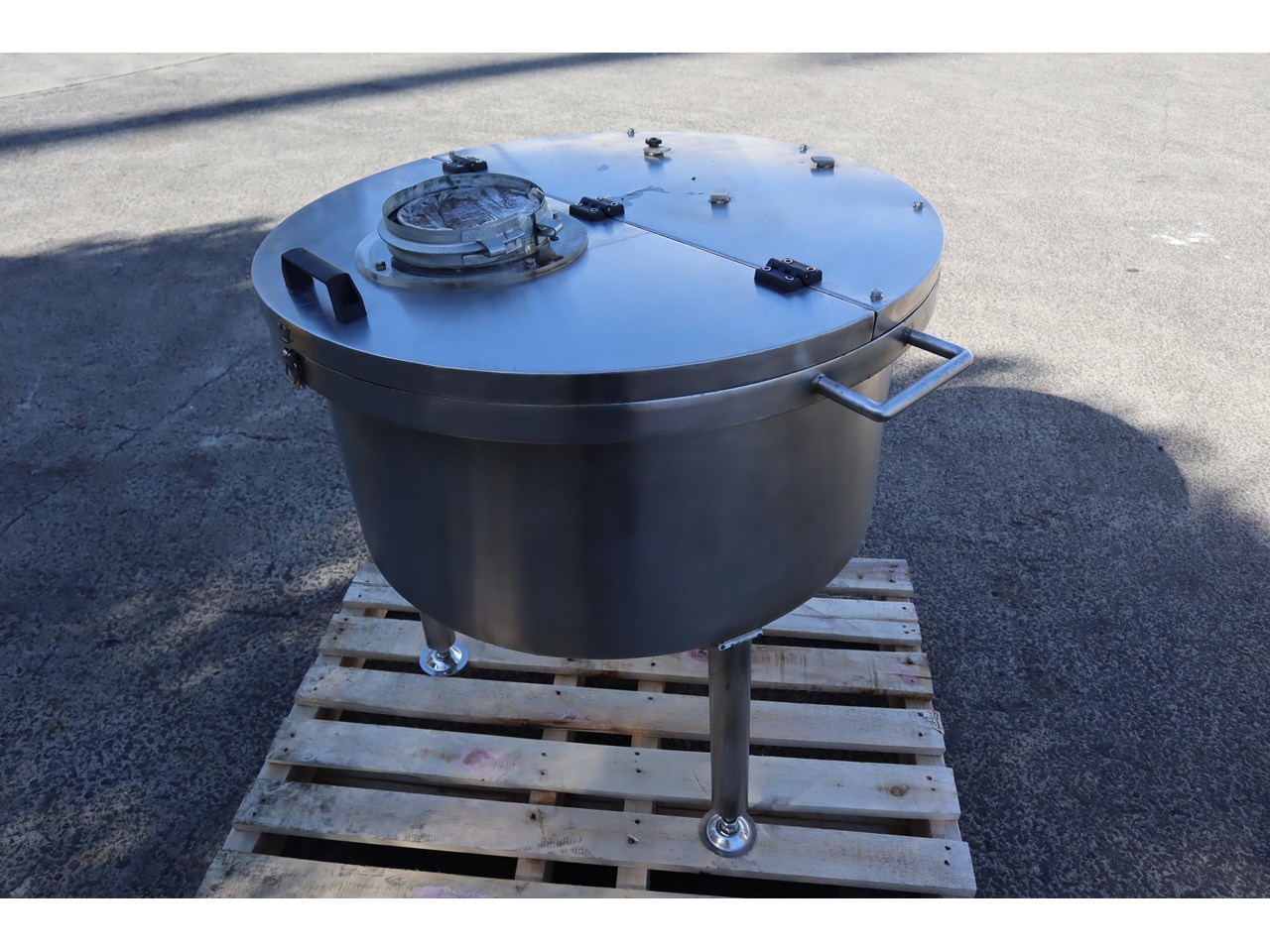 STAINLESS STEEL TANK FLOOR HOPPER 200L for sale (refcode TA1216776)