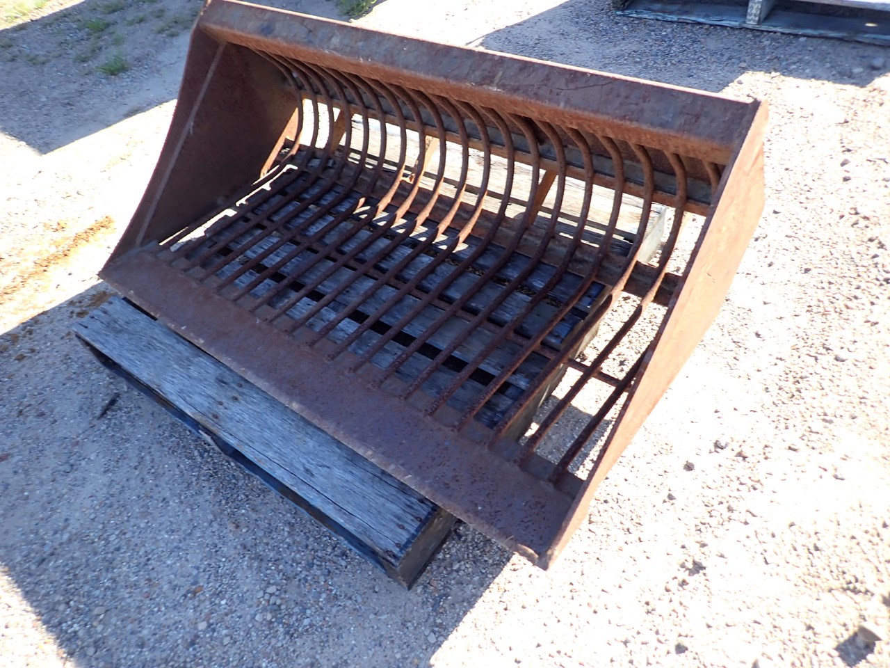 CUSTOM SIEVE BUCKET FOR SKID STEERS for sale (refcode TA1218704)