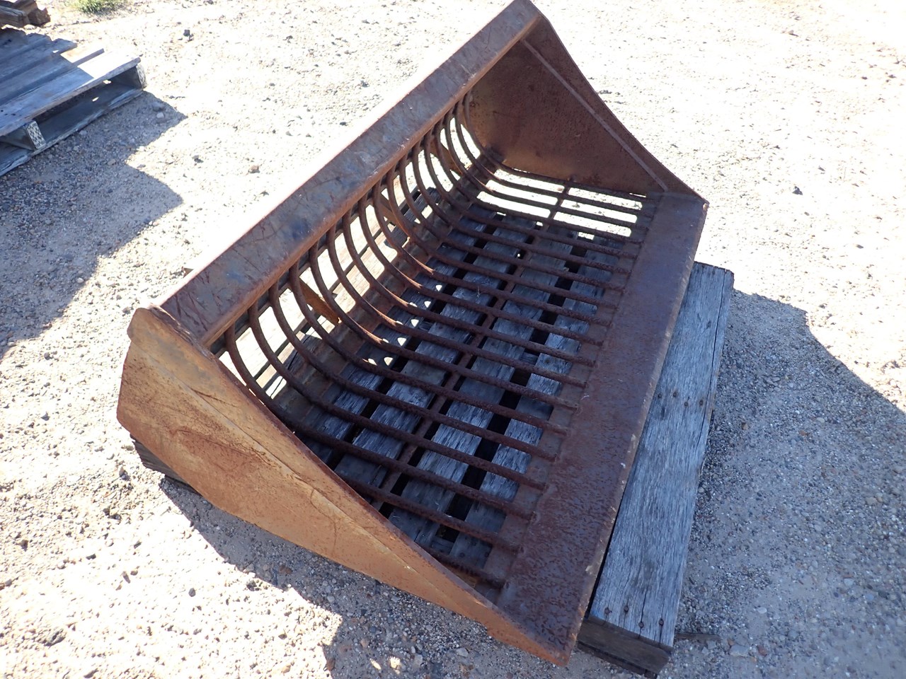 CUSTOM SIEVE BUCKET FOR SKID STEERS for sale (refcode TA1218704)