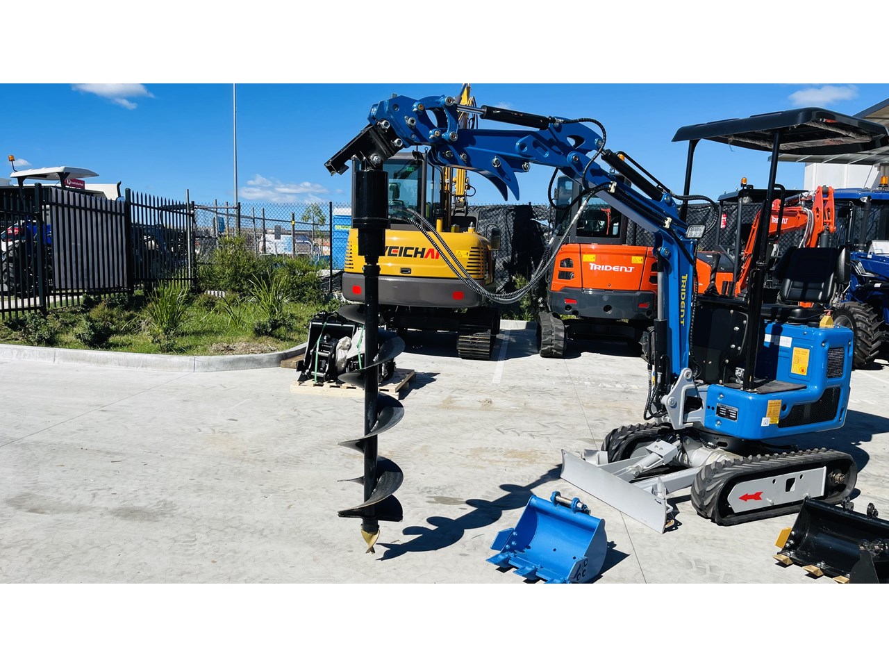 TRIDENT 1.2T EXCAVATOR EXPENDABLE TRACK, QUICK HITCH, SWING BOOM, 400MM ...
