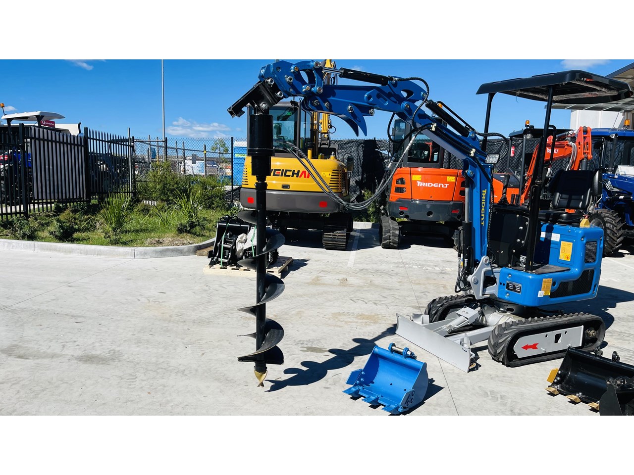 TRIDENT 1.2T EXCAVATOR EXPENDABLE TRACK, QUICK HITCH, SWING BOOM, 400MM ...