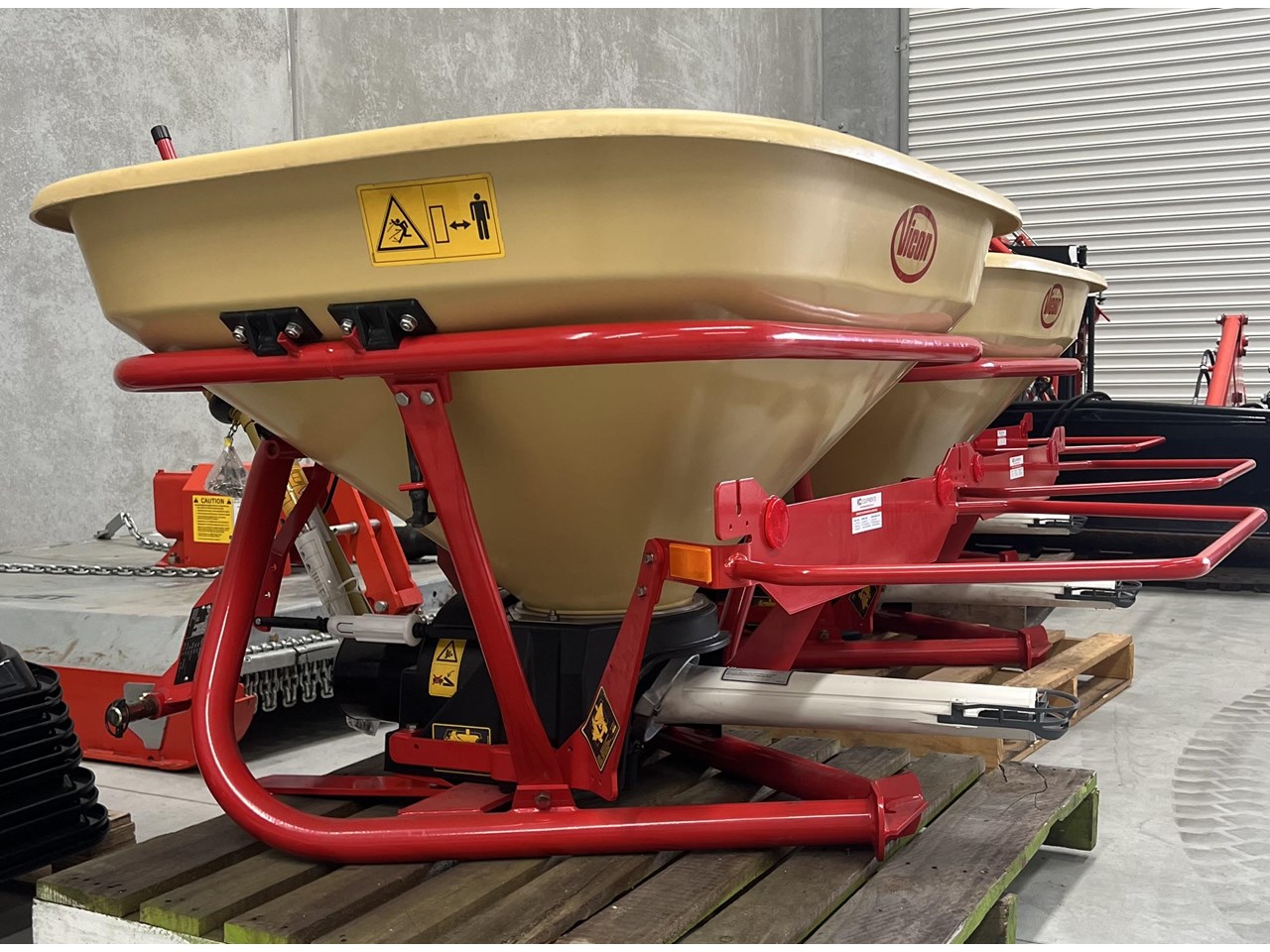 VICON PS403, 400 LITRE PENDULUM SPREADER for sale (refcode TA1253576)