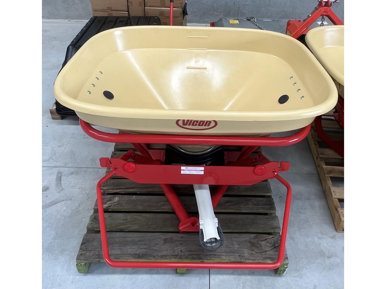 VICON PS403, 400 LITRE PENDULUM SPREADER for sale (refcode TA1253576)