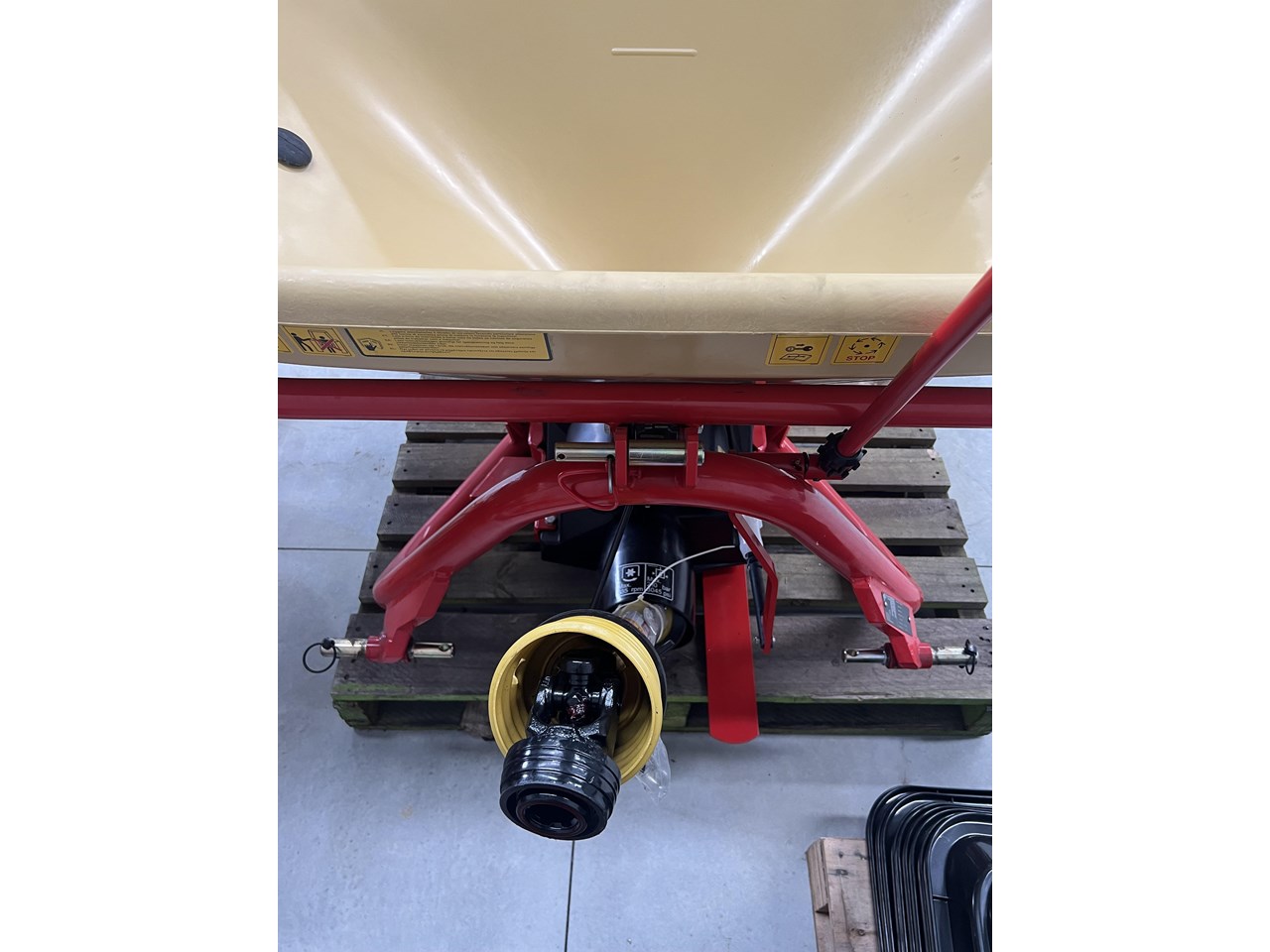 VICON PS403, 400 LITRE PENDULUM SPREADER for sale (refcode TA1253576)