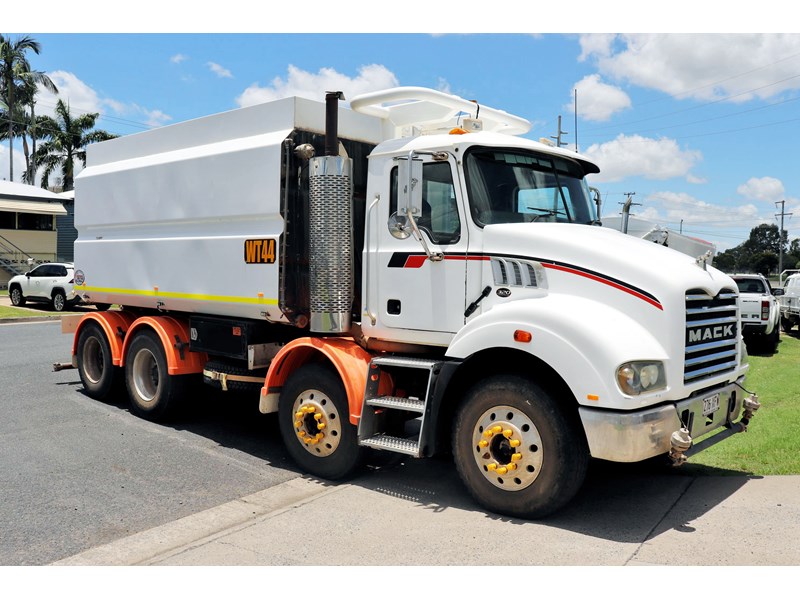 2011 MACK GRANITE 8x4 Rigid water truck for sale