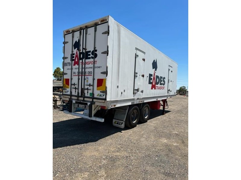 MAXI-CUBE TANDEM REFRIGERATED VAN for sale