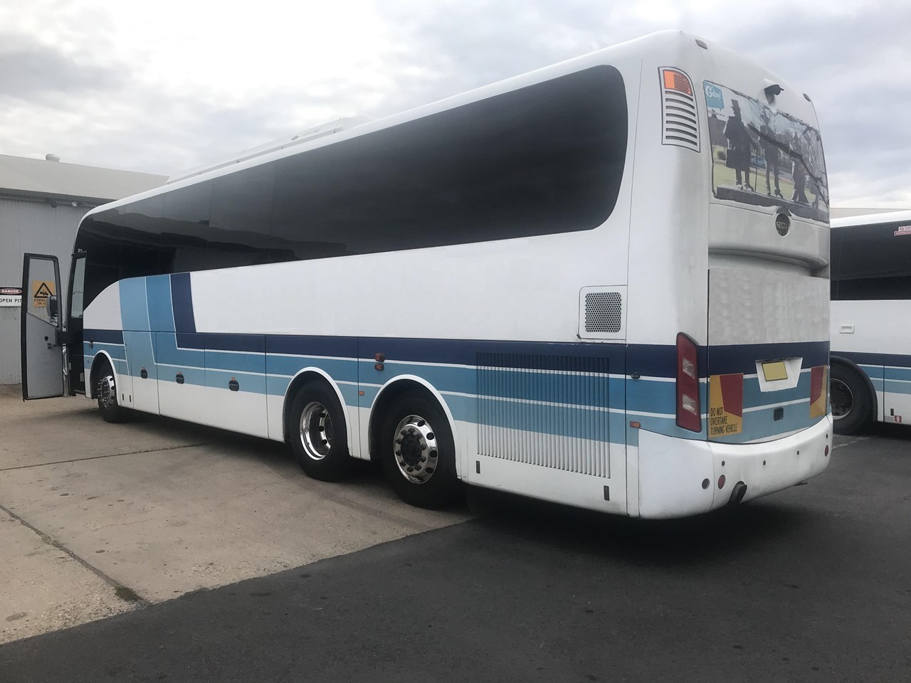 2009 BCI PK6125A TAG AXLE COACH, 2009 MODEL for sale