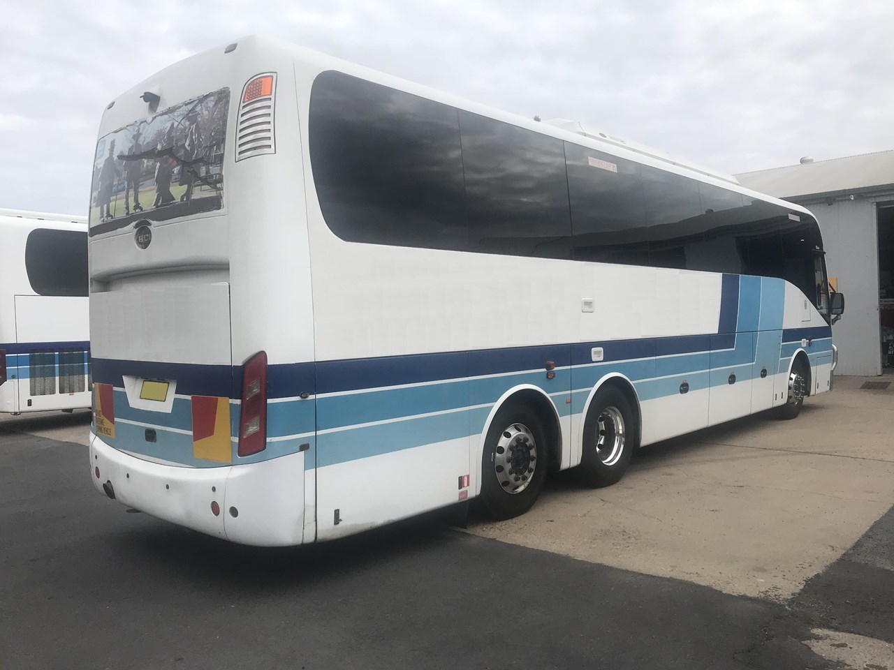 2009 BCI PK6125A TAG AXLE COACH, 2009 MODEL for sale