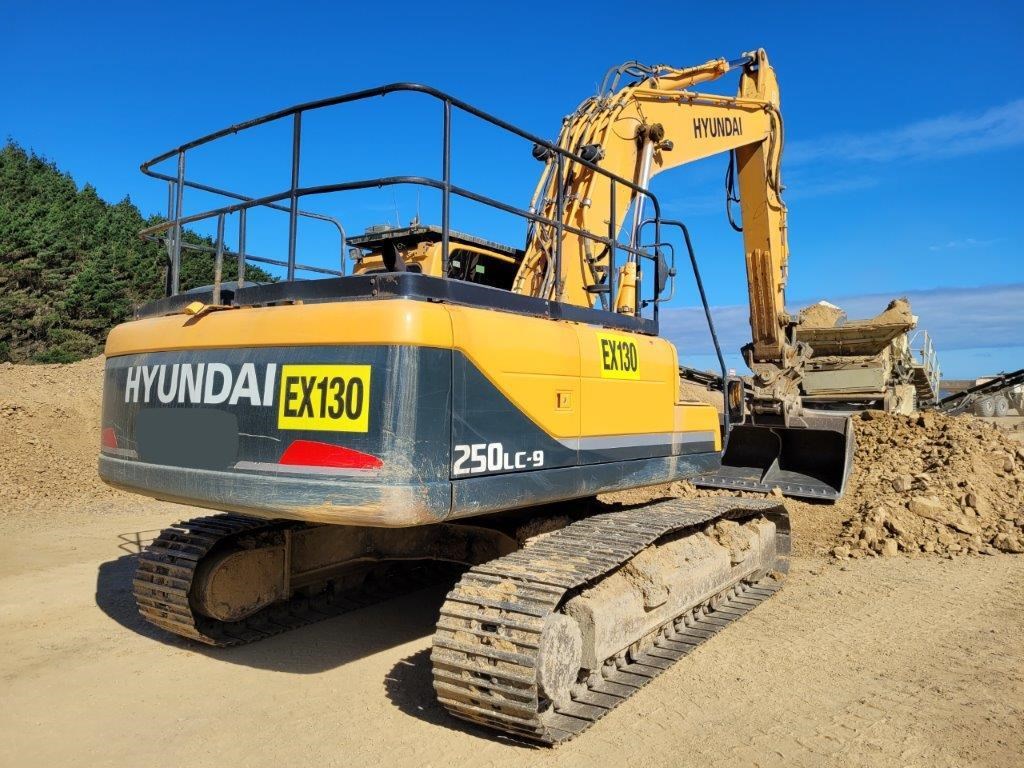2018 HYUNDAI 250LC-9 for sale